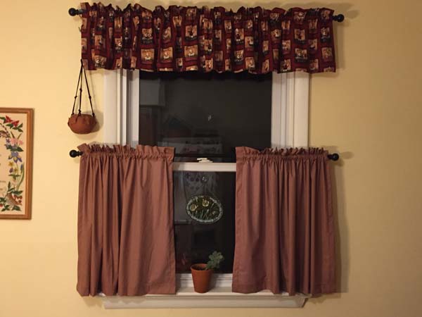 How to Sew an Easy Ruffle Window Valance Curtain | Needlepointers.com