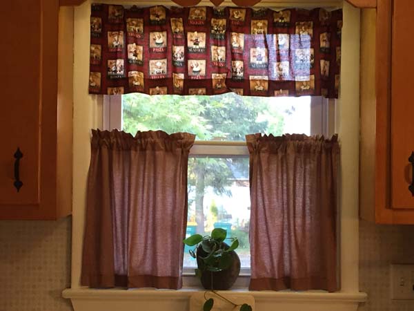 How to Sew an Easy Ruffle Window Valance Curtain | Needlepointers.com